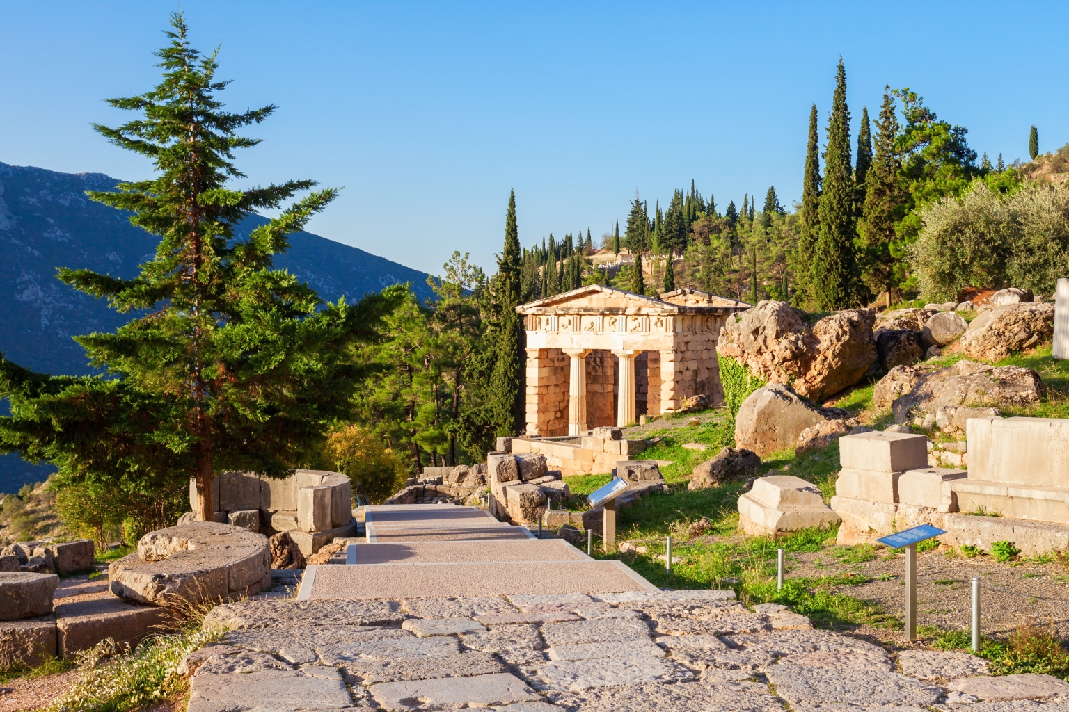 The Oracle of Delphi: Prophecy and pilgrimage in Ancient Greece ...