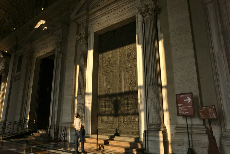 The Holy Door: The meaning of crossing the threshold - Pilgrimaps